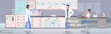 화학 실험을 만드는 흰색 코트에 의료 실험실 믹스 레이스 연구원에서 일하는 시험관을 들고 과학자들은 현대 실험실 내부 수평 전체 길이 실험실에 대한 스톡 벡터 아트 및 기타