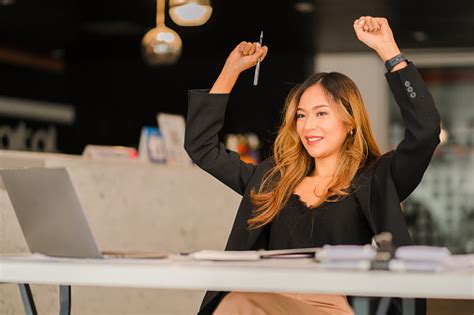 문서와 노트북으로 사무실에서 결과를 보여주는 차트와 그래프를 작업하는 아시아 사업가 재무 지표를 계산하는 작업자 문서 미소 짓고 성공에 만족합니다 건강관리와 의술에 대한