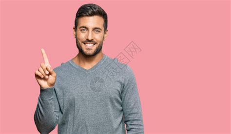 身着散装衣的西班牙青年男子露出头指向第一手指高清图片下载 正版图片 摄图网