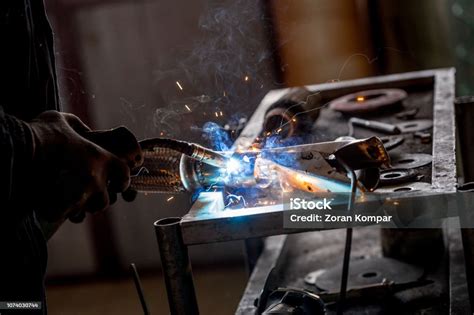 자동차 배기 파이프 용접 기계를 수리 하는 동안 보호 장갑 착용 하는 남성 노동자 강철에 대한 스톡 사진 및 기타 이미지 강철 건설 산업 공예 Istock