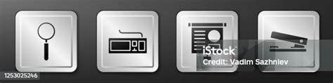 다이어그램 및 사무실 스테이플러 아이콘이 있는 돋보기 키보드 칠판을 설정합니다 실버 스퀘어 버튼 벡터 0명에 대한 스톡 벡터