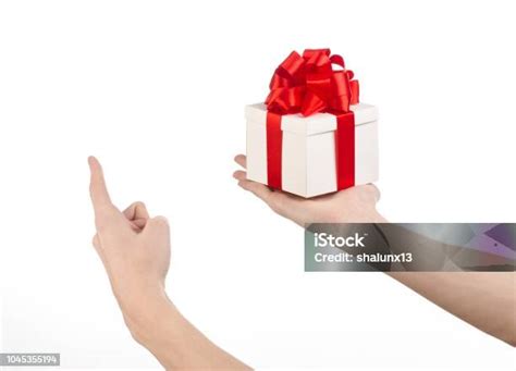축 하와 선물의 테마 화이트 레드 리본 및 활 스튜디오에서 흰색 배경에 고립 된 가장 아름 다운 선물 상자에 포장 하는 선물을 들고 손 기념일에 대한 스톡 사진 및 기타