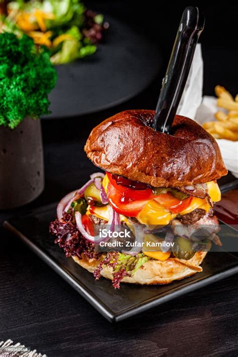 미국 요리 더블 고기 커틀릿 베이컨 토마토 오이 치즈 두개골 붉은 양파와 소스와 큰 로얄 버거 복사 공간 배경 이미지 2루타에 대한 스톡 사진 및 기타 이미지 Istock