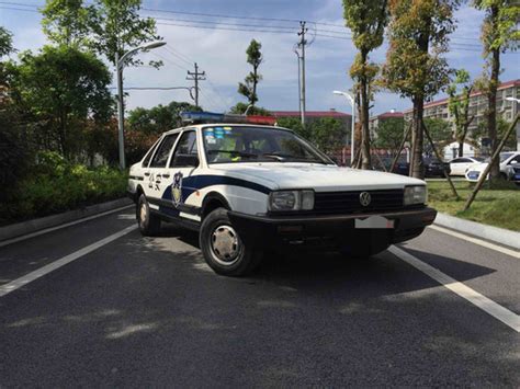 开警用老普桑是什么感受？记录一辆99年的桑塔纳警车 新浪汽车