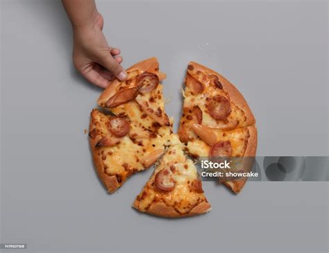 아이들의 손은 미니 피자 조각을 찢어 버리고 공간을 복사하십시오 상단에서보기 편평한 누워 피자에 대한 스톡 사진 및 기타 이미지 Istock
