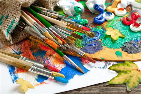 画笔并放在作文的桌子上高清图片下载 正版图片503295451 摄图网