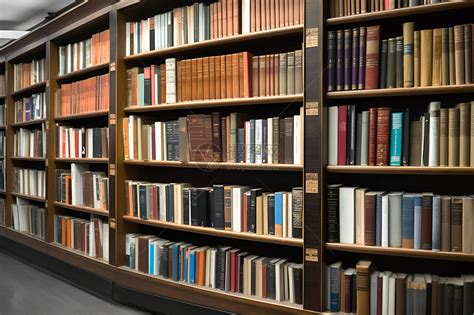 书架上摆放的书籍高清图片下载 正版图片600883557 摄图网