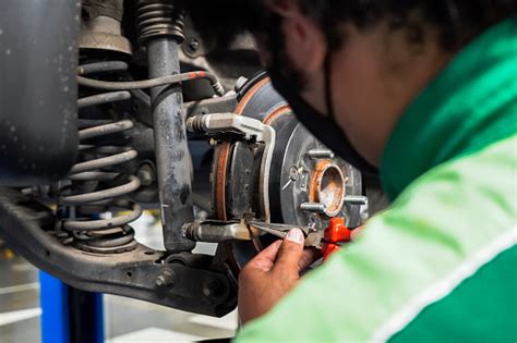 정비 차량 서비스 클로즈업 뷰 자동 오일 교환 모터 점검 브레이크 청소 타이어 점검 엔진 점검 모터 오일 브레이크 점검 가솔린에 대한 스톡 사진 및 기타 이미지 Istock