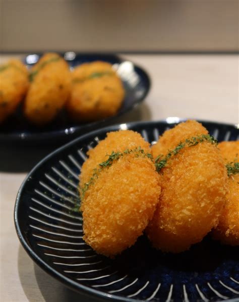 우마이미세 • 김해점 • 봉황동 맛집 안녕하세요 우마이미세 김해점입니다💌 우마이미세에는 함바그에 어울리는 🔥6가지 소스🔥들이 준비되어 있어요 쯔유소스 고기와 밥