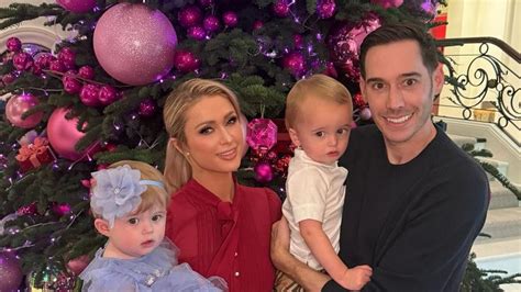 Als Geschenk Paris Hilton Posiert Nackt Vorm Weihnachtsbaum