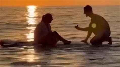 ვიდეო მოულოდნელი ხელის თხოვნა პირდაპირ შუაგულ ზღვაში ნახეთ გასაოცარი კადრები