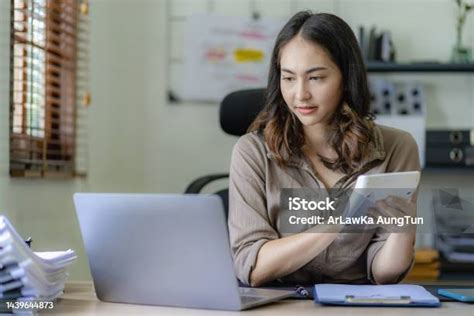 회계 또는 저축 비즈니스 팀과 함께 기술 가격 차트 및 지표를 분석하는 아시아 여성 회계사 경영자에 대한 스톡 사진 및 기타 이미지 Istock