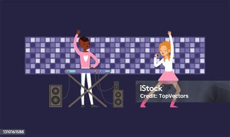 어린이 음악 밴드 재능있는 십대 소년과 소녀가 신디사이저를 연주하고 무대 벡터 일러스트레이션에서 노래 개체 그룹에 대한 스톡