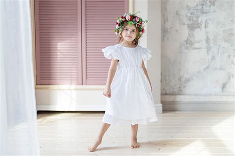 아름다운 드레스에 귀여운 소녀는 밝은 햇볕이 잘 드는 방에서 춤을 가득 찬에 대한 스톡 사진 및 기타 이미지 가득 찬 공주 귀여운 Istock