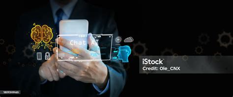 Ai 기술 챗봇 Ai와 채팅하세요 한 남성이 스마트폰에서 생성형 대화형 챗봇의 가상 그래픽을 사용하여 교육 비즈니스 기술 혁신을