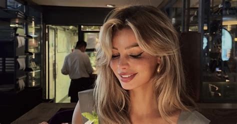 근본론이 떠오른다 벨링엄 결별 후 연상의 금발 미녀와 열애 장면 포착