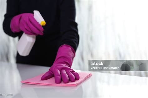 세제 스프레이와 걸레로 소독 청소를하는 고무 장갑에 청소기의 손 바이러스 감염에 대한 예방 조치 가사 집안일에 대한 스톡 사진 및 기타 이미지 Istock