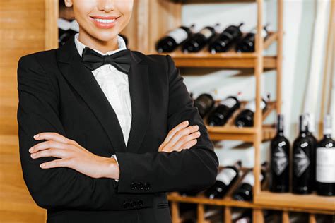 와인 저장소에서 교차 팔 웃는 여성 와인 스튜 워드의 자른된 샷 검은색에 대한 스톡 사진 및 기타 이미지 검은색 나비 넥타이 레스토랑 Istock
