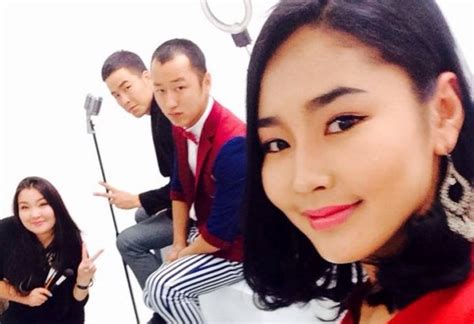 Дуучин Г Улаанцэцэгийн сүүлийн үеийн шинэхэн зурагнаас Урлаг мн