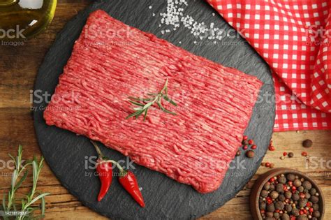 생 신선한 다진 고기 및 나무 테이블에 다른 재료 플랫 누워 0명에 대한 스톡 사진 및 기타 이미지 0명 가루로 빻은 건강한 생활방식 Istock