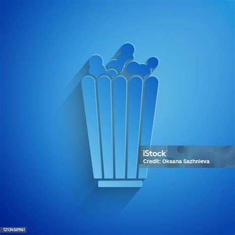 파란색 배경에 고립 된 골판지 상자 아이콘에 종이 컷 팝콘 팝콘 버킷 박스 종이 아트 스타일입니다 벡터 일러스트레이션 배경 주제에 대한 스톡 벡터 아트 및 기타 이미지