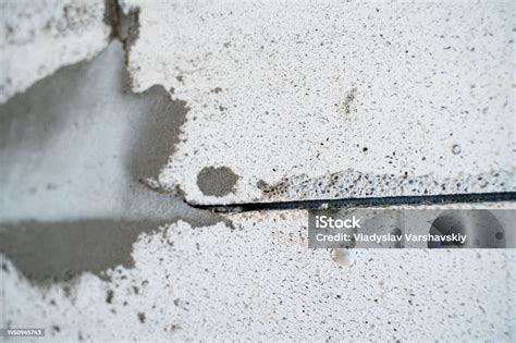 가스 블록의 부서진 모서리에는 박격포가 묻어 있습니다 품질이 좋지 않은 벽돌 깨지기 쉬운 폭기 콘크리트 벽돌 벌거 벗은 벽의 틈새 0명에 대한 스톡 사진 및 기타 이미지