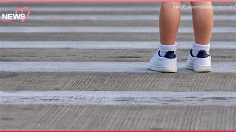 News อุทาหรณ์ พ่อวิ่งตามลูกในสนามเด็กเล่น เคราะห์ร้ายชนคาดนวม หกล้ม