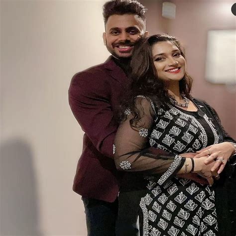 Ranji Trophy રોમેન્ટિક થયા બંગાળના મંત્રી મનોજ તિવાર પત્ની બોલિવૂડ એક્ટ્રેસને ટક્કર આપે છે