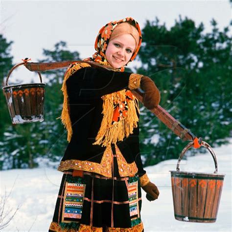 Картинки по запросу коромысло с ведрами | Mujeres, Musicales, Trajes