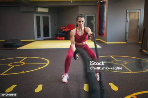 현대 체육관에서 전투 로프와 함께 운동 하는 성인 자신감 스포츠 여자 갈색 머리에 대한 스톡 사진 및 기타 이미지 갈색 머리