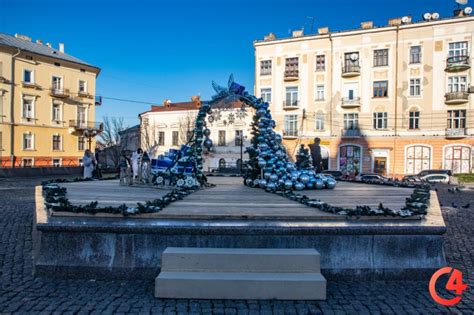 C4 У Чернівцях на Площі Філармонії облаштували святкову фотозону фото