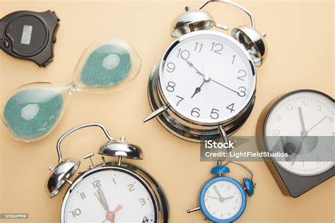 베이지 색 배경에 고전적인 알람 시계 모래 시계와 스톱워치의 상단보기 0명에 대한 스톡 사진 및 기타 이미지 0명 다양 모래시계 Istock