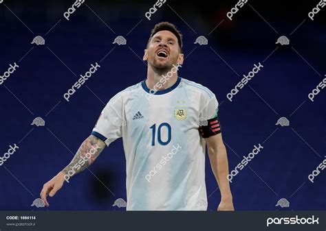 لیونل مسی در لباس تیم آرژانتین و بازوبند کاپیتانی 1664114