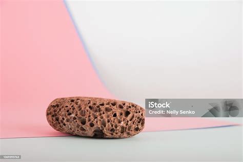 경석 돌 닫고 공간을 복사합니다 분홍색 배경에 3d의 경석 돌 뷰티 컨셉 화장품 브랜딩 아이덴티티 및 패키징 영감에 대한 배경 분홍색 카네이션과 핑크 원형 지오메트리 배경의