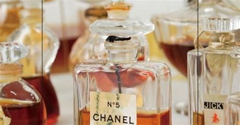 여성에게서 왜 꽃향기가 나야 하냐”향수를 알면 시대가 보인다 북적book적