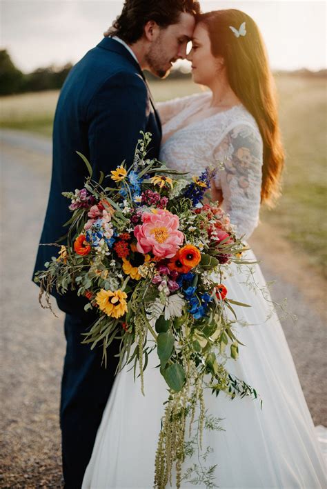 29 Wildflower Bouquet Ideas For Whimsical Brides