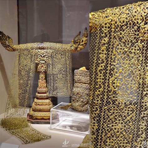 ความรู้ “ผ้ากรองทอง” ผ้ากรองทองเป็นผ้าในราชสำนักที่ถักด้วยแล่งเงิน หรือแล่งทอง ถักให้เป็นลวดลาย