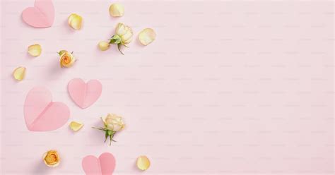 분홍색 배경에 종이 하트 장미 꽃 꽃잎이 있는 평평한 구성 로맨틱 사랑 발렌타인 데이 개념 복사 공간이 있는 상위 보기입니다 사진 Unsplash의 핑크