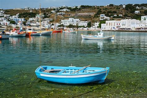 미코노스 코라 마을 항구의 맑은 바닷물에서 그리스 어선 사진 배경 및 무료 다운로드를위한 그림 Pngtree