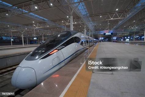 중국 충칭 기차역의 고속 열차 0명에 대한 스톡 사진 및 기타 이미지 0명 Lightrail 객차 Istock
