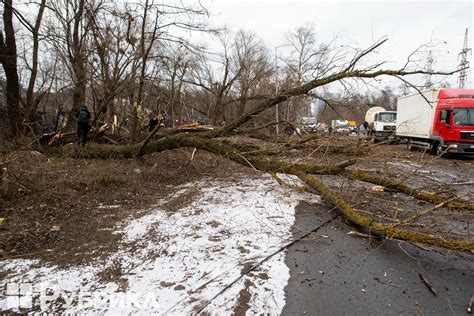 Наслідки падіння уламків ракети в Голосіївському районі Києва ФОТО Рубрика
