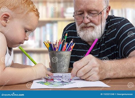 Groepswerk Tussen Grootvader En Kleinzoon Om Een Tekening Te Kleuren