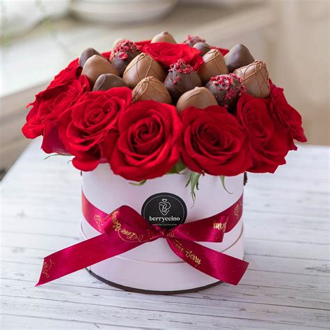 Chocolate Dipped Strawberry Box With Roses Berryccino Nyc