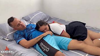 MI HIJASTRA CULONA LLEGA DE LA ESCUELA CON SU UNIFORME Y SE ACUESTA A MI LADO A VER UNA PELICULA