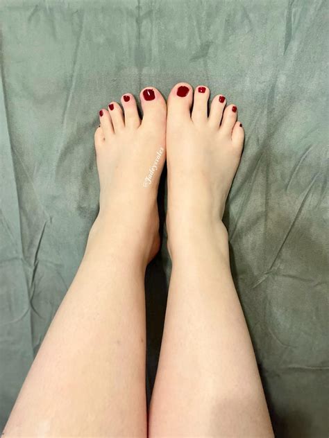 Cheers To Friday 🥂 R Bigfeetgirls