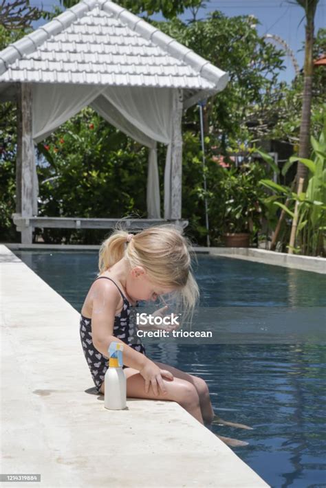 자외선 차단 크림을 적용 하는 귀여운 작은 유아 소녀 여름 방학 동안 태양으로부터 아기를 보호하기위한 태양 차단 로션 여행 시간 동안 어린이 건강 관리 및 피부 관리 2 3