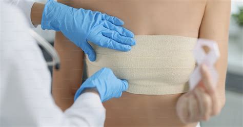 여성의 클로즈업은 유방암의 상징인 화이트 리본 적시 진단 종양 환자의 지원 병원 유방조영술 암 검진 개념 사진 Unsplash의 건강검진 이미지