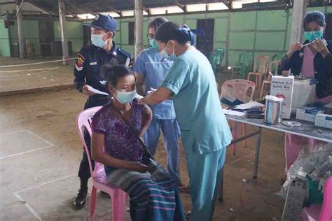 ငါန်းဇွန်မြို့နယ်တွင် အသက် ၁၈ နှစ် ပြည့်ပြီးသူများအား ကိုဗစ် ၁၉ ရောဂါ ကာကွယ်ဆေး ထိုးနှံပေး