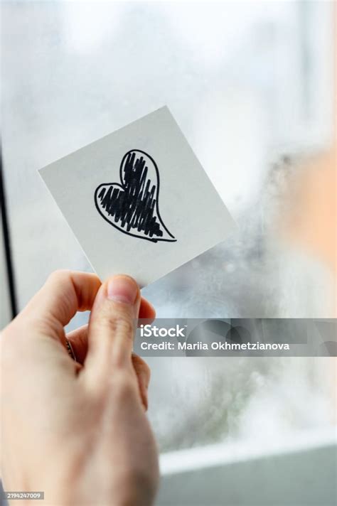 발렌타인 데이를 위한 구성 여성의 손은 창 배경에 하트 기호와 카드를 들고 있습니다 개념에 대한 스톡 사진 및 기타 이미지 개념 공휴일 귀여운 Istock