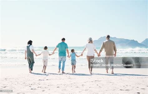 휴식을 취하고 여행하고 해변에서 대가족과 손을 잡고 지원 여름 휴가 또는 유대감을 형성하십시오 모험 신뢰 또는 행복을 위해 해변 휴가를 걷는 사람들과 함께하는 자유 건강 및